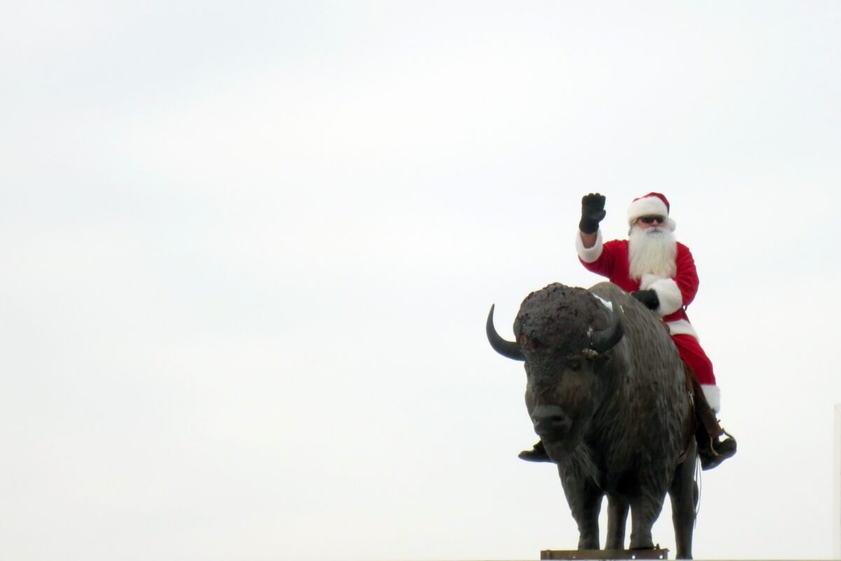 Buffalo Santa turns heads above busy Roy intersection | News, Sports ...